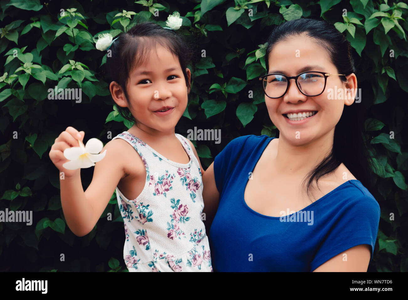 Filles portant la tête de feuille Banque de photographies et d’images à ...