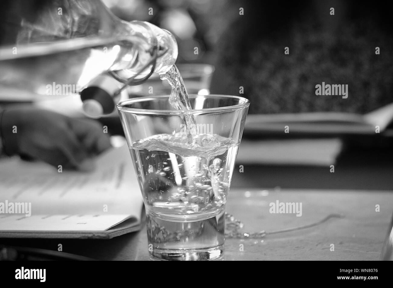 Bouteille qui versa dans verre Banque de photographies et d’images à ...