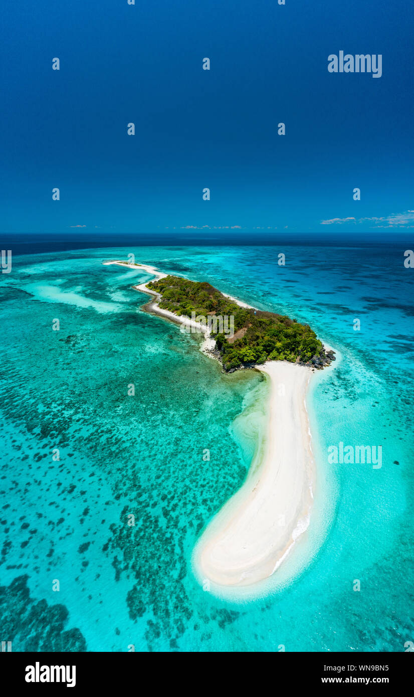 Vraiment incroyable île tropicale au milieu de l'océan. Vue aérienne d ...