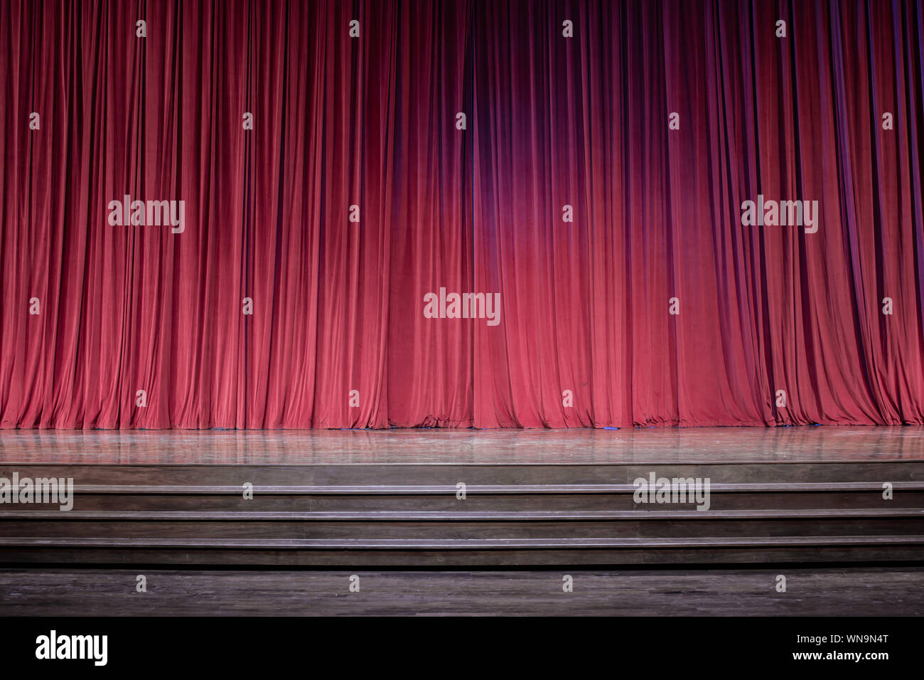 Spotlight On Red Curtain Banque d'image et photos - Alamy