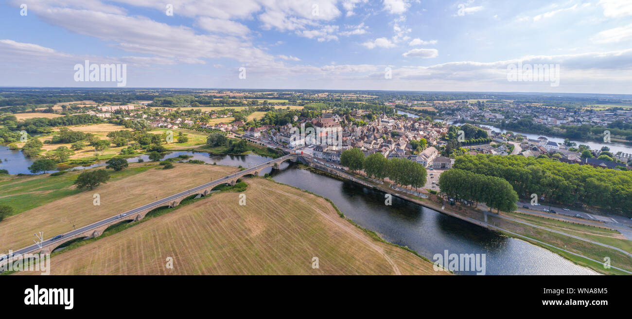 France, Nievre, Decize, la ville et le pont sur la Loire, un ancien ...