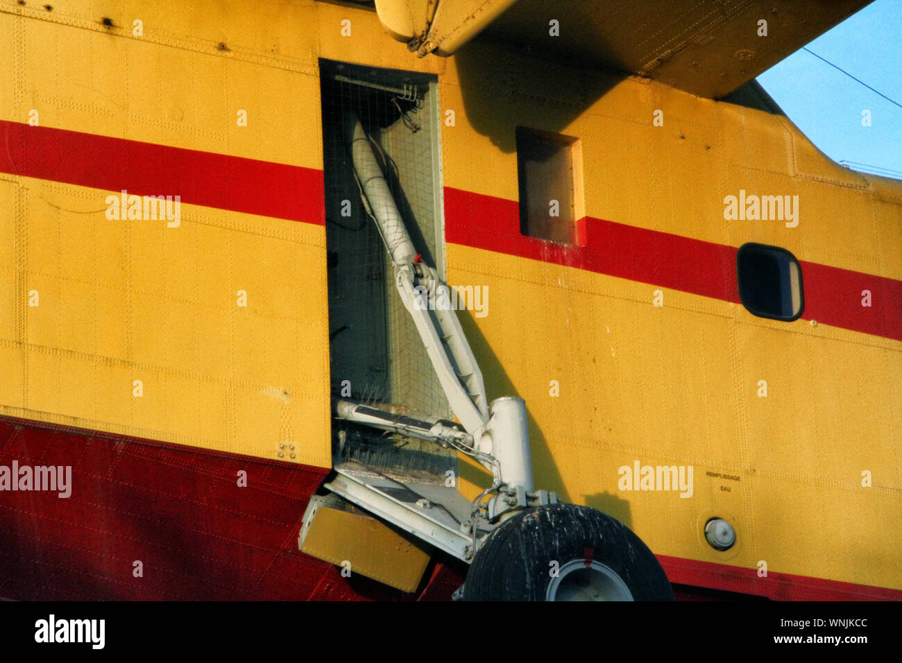 Avion jaune Banque de photographies et d’images à haute résolution - Alamy