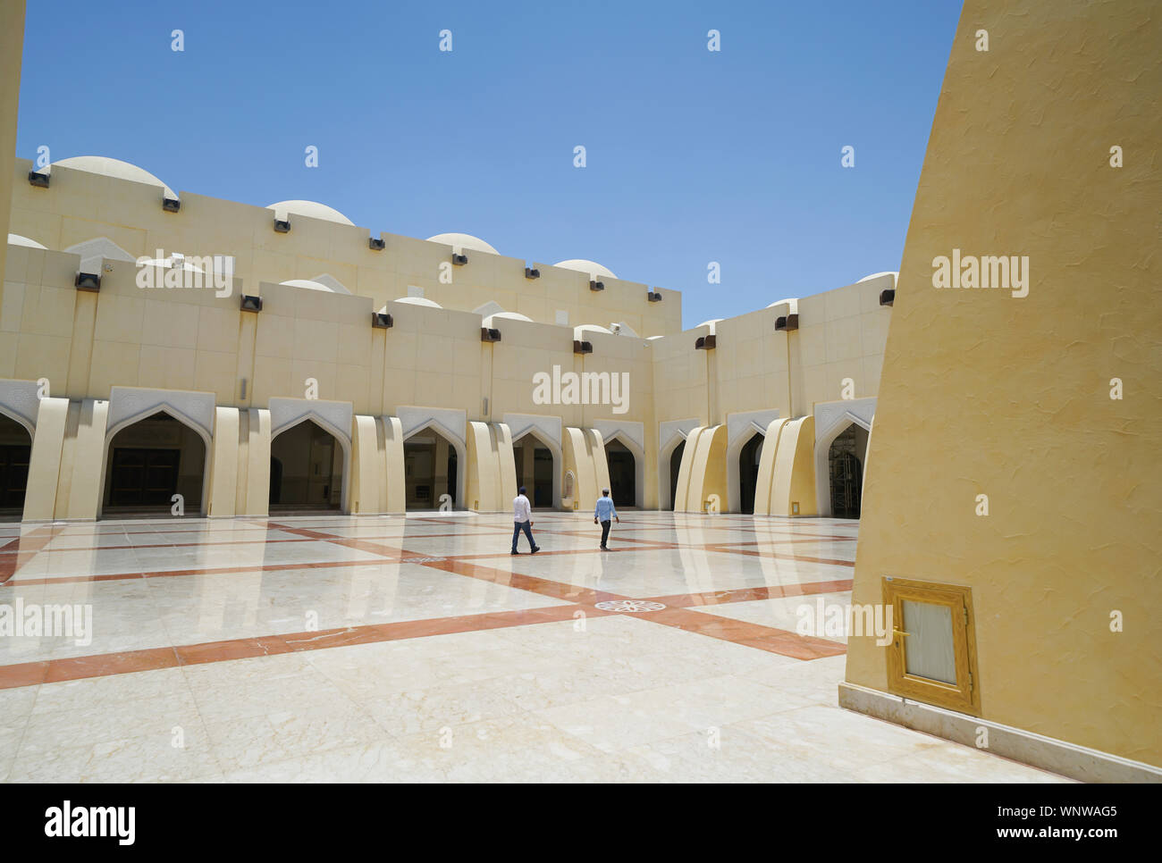 DOHA QATAR - le 10 juillet 2019 ; deux hommes dans la cour de la Grande ...