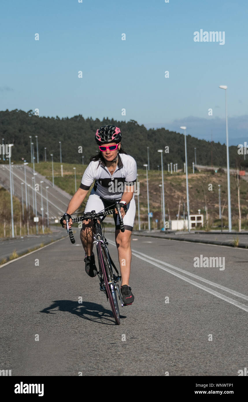 Femme cycliste de route Banque de photographies et d’images à haute ...