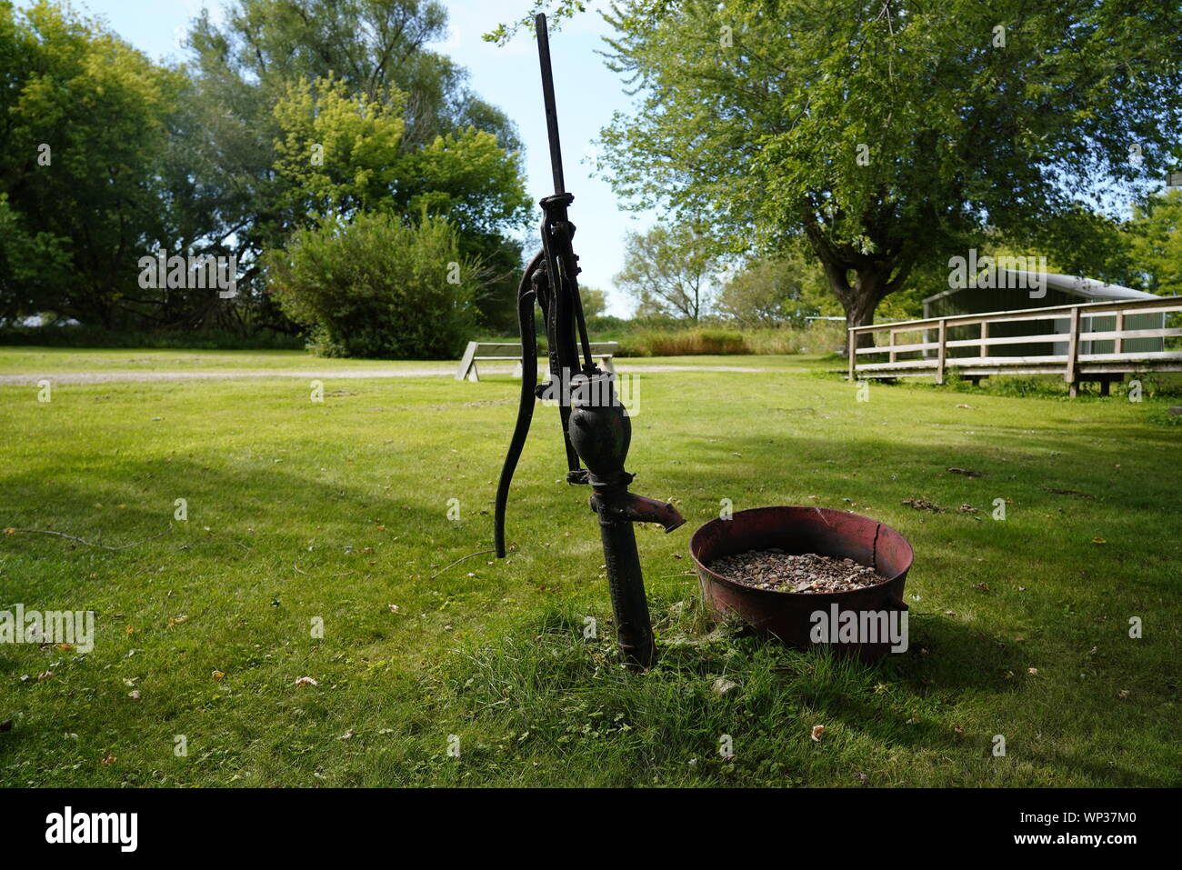 Ancienne pompe à eau, pompe,, de l'eau, antique, fer à repasser, métal ...