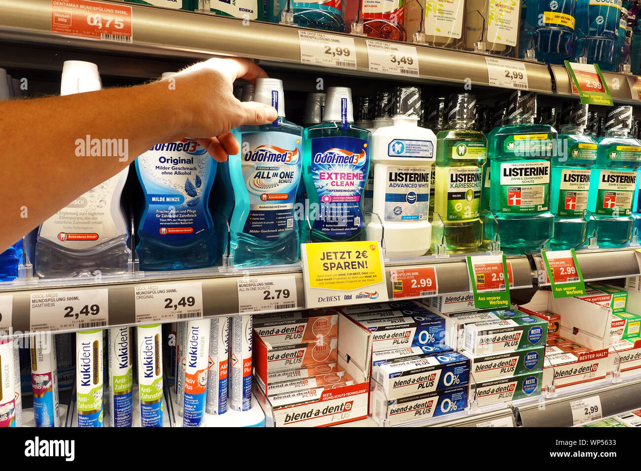 Une bouteille de rince bouche Banque de photographies et d’images à ...