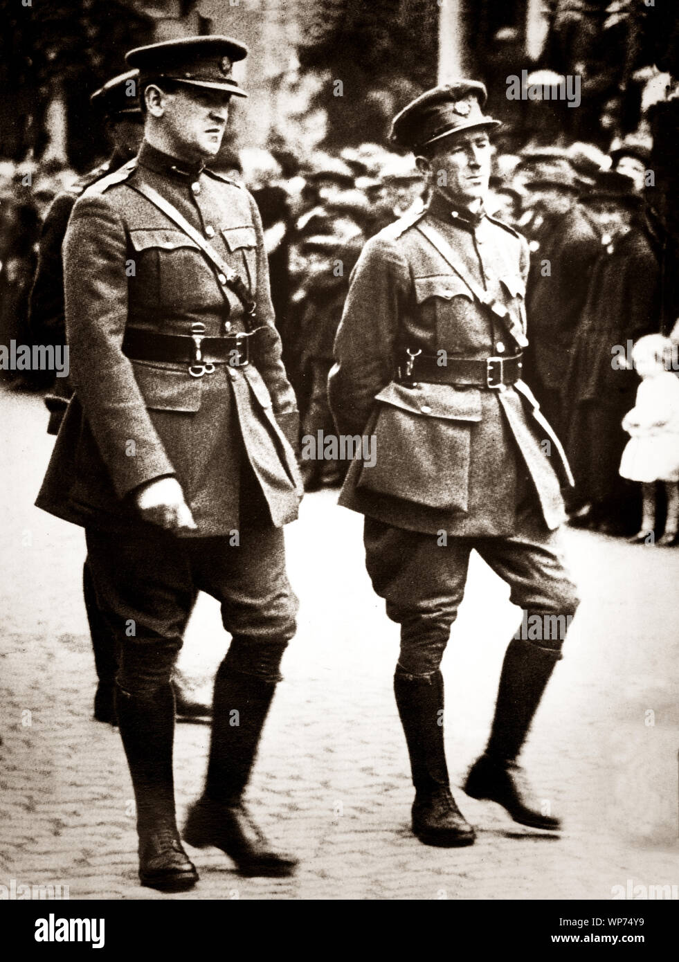 Michael Collins et le général Mulcahy, chefs d'état-major de l'armée à ...