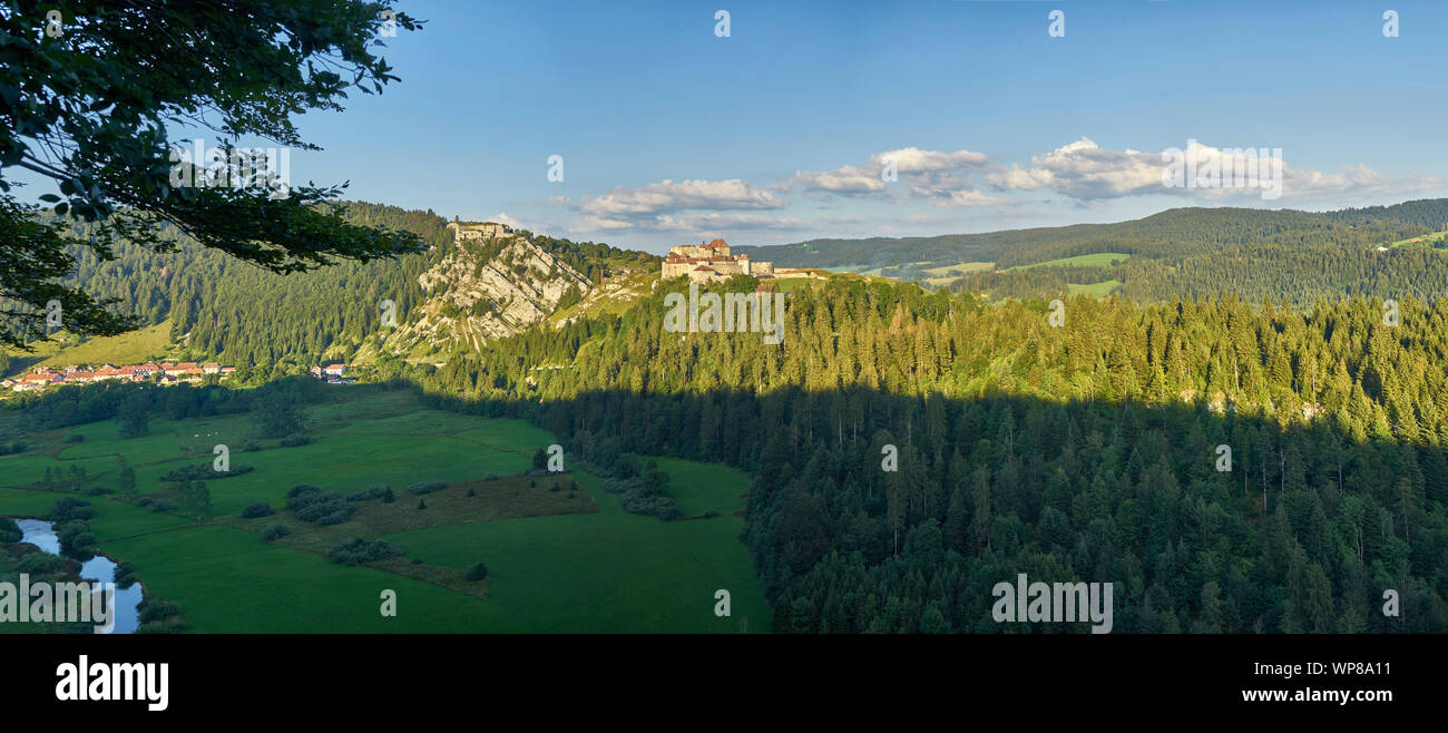 Vue panoramique du Château de Joux, Le fort Mahler et les montagnes ...