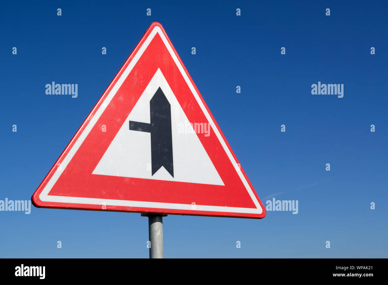 Panneau routier néerlandais : la jonction de route avec priorité sur ...