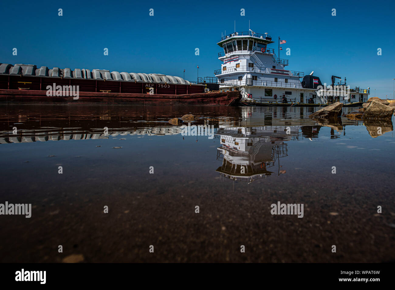 Barges fluviales Banque de photographies et d’images à haute résolution ...