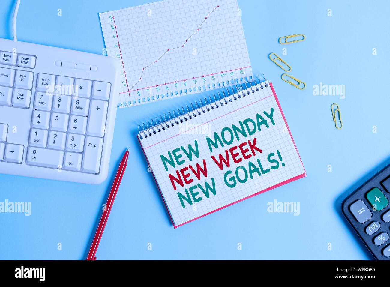 Main conceptuel montrant l'écriture nouvelle lundi nouvelle semaine de ...