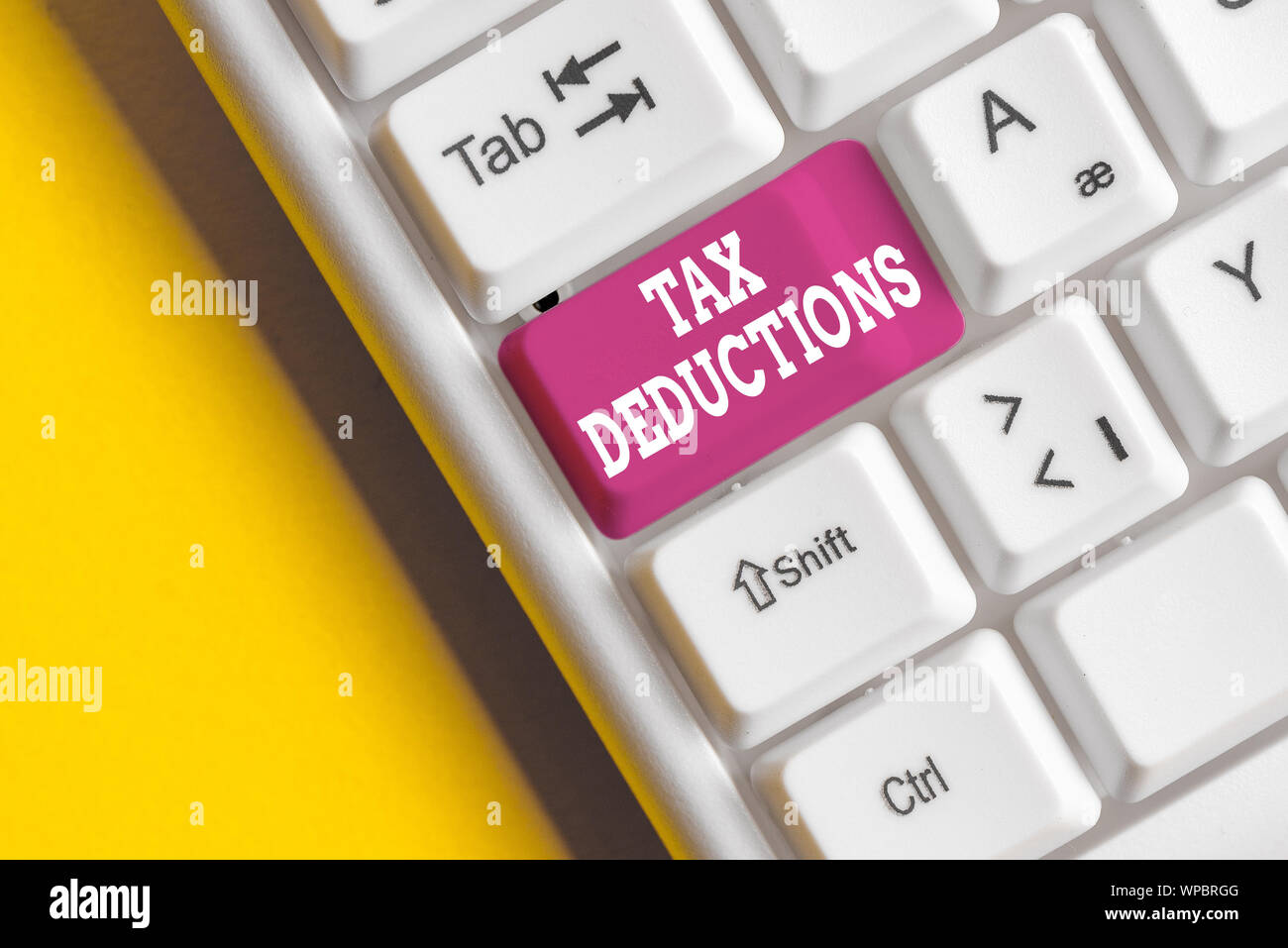 Main conceptuel écrit, indiquant les déductions fiscales. Sens Concept ...