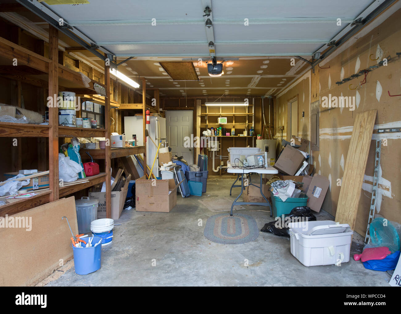 Messy garage Banque de photographies et d’images à haute résolution - Alamy