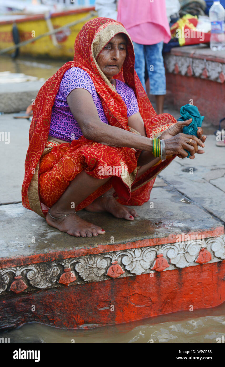 Une vieille femme en prière indienne par le Gange à Varanasi Photo ...