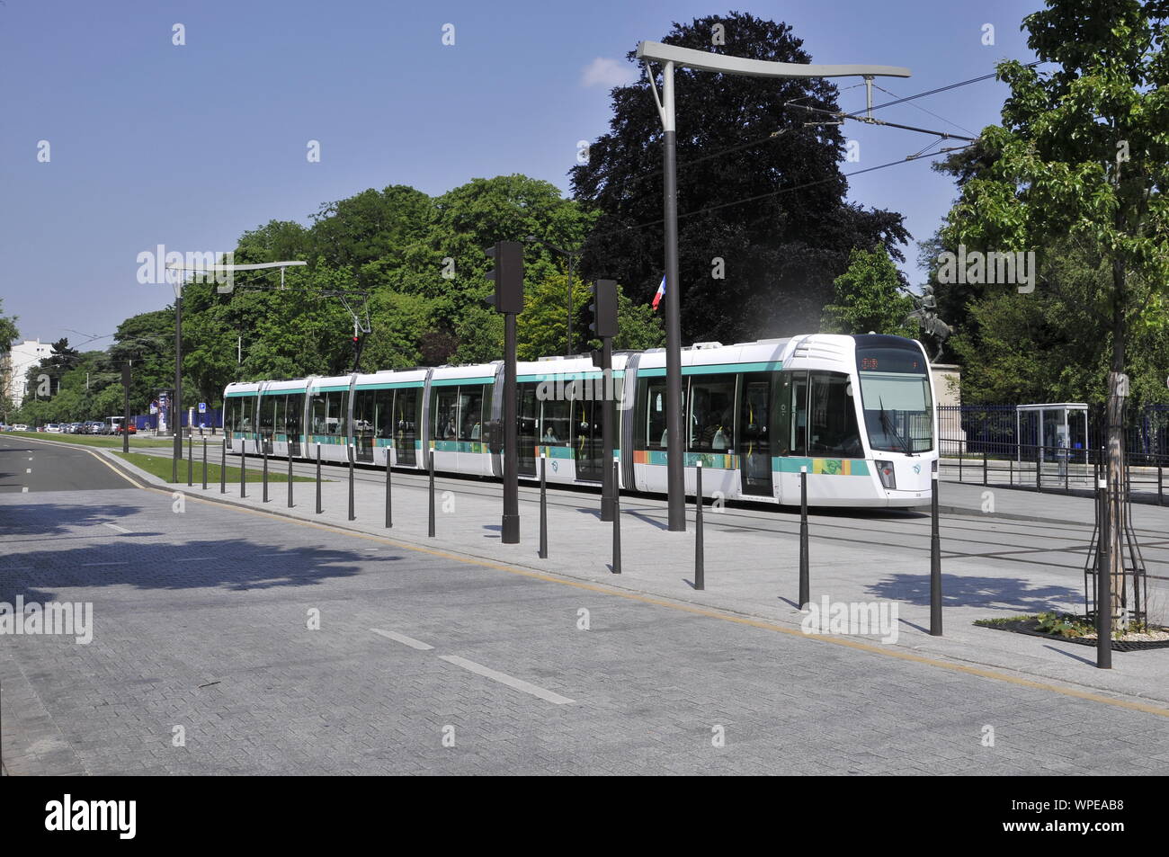 Paris, la société Tramway T3 - Paris, tramway moderne T3 Photo Stock ...