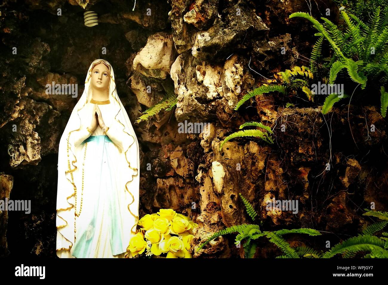 Statue Vierge Marie Du Rocher Banque d'image et photos - Alamy