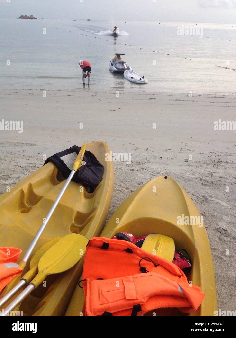 Kayaks et plage Banque de photographies et d’images à haute résolution ...