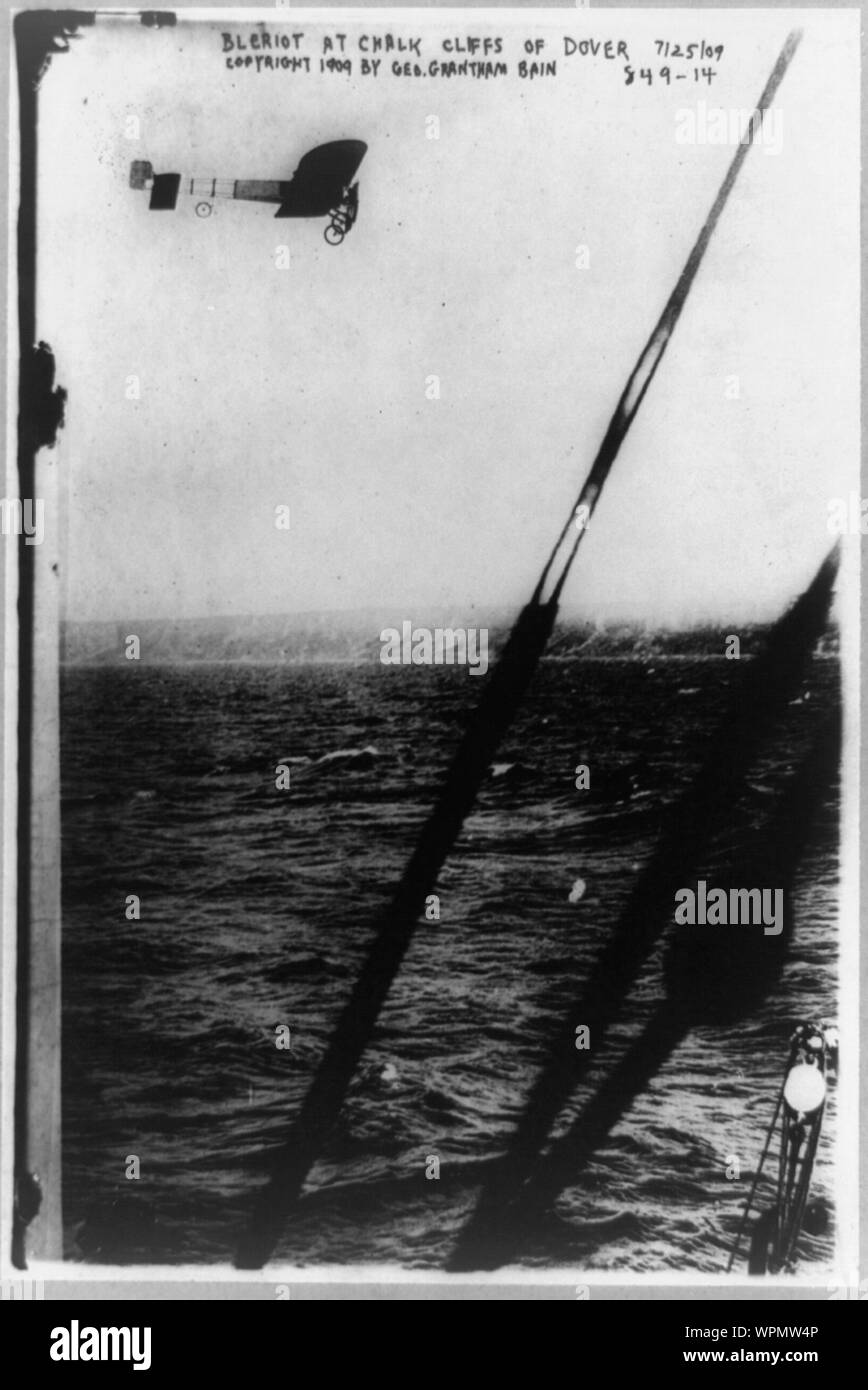 Louis Blériot dans son avion sur la falaise de Douvres, le 25 juillet ...