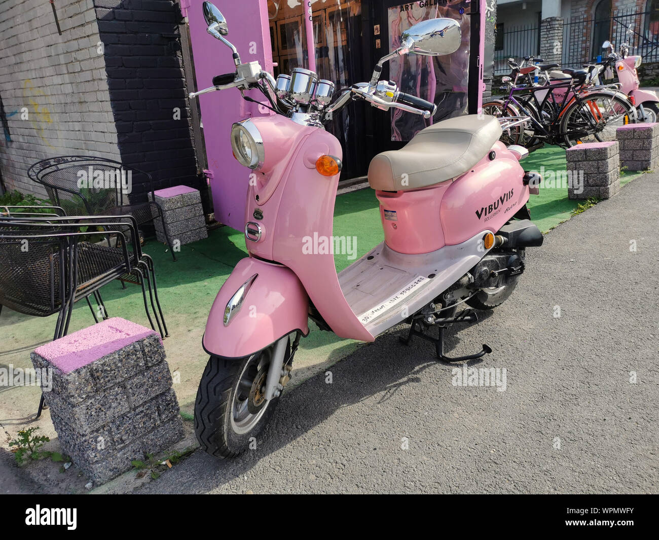 Scooter rose Banque de photographies et d’images à haute résolution - Alamy
