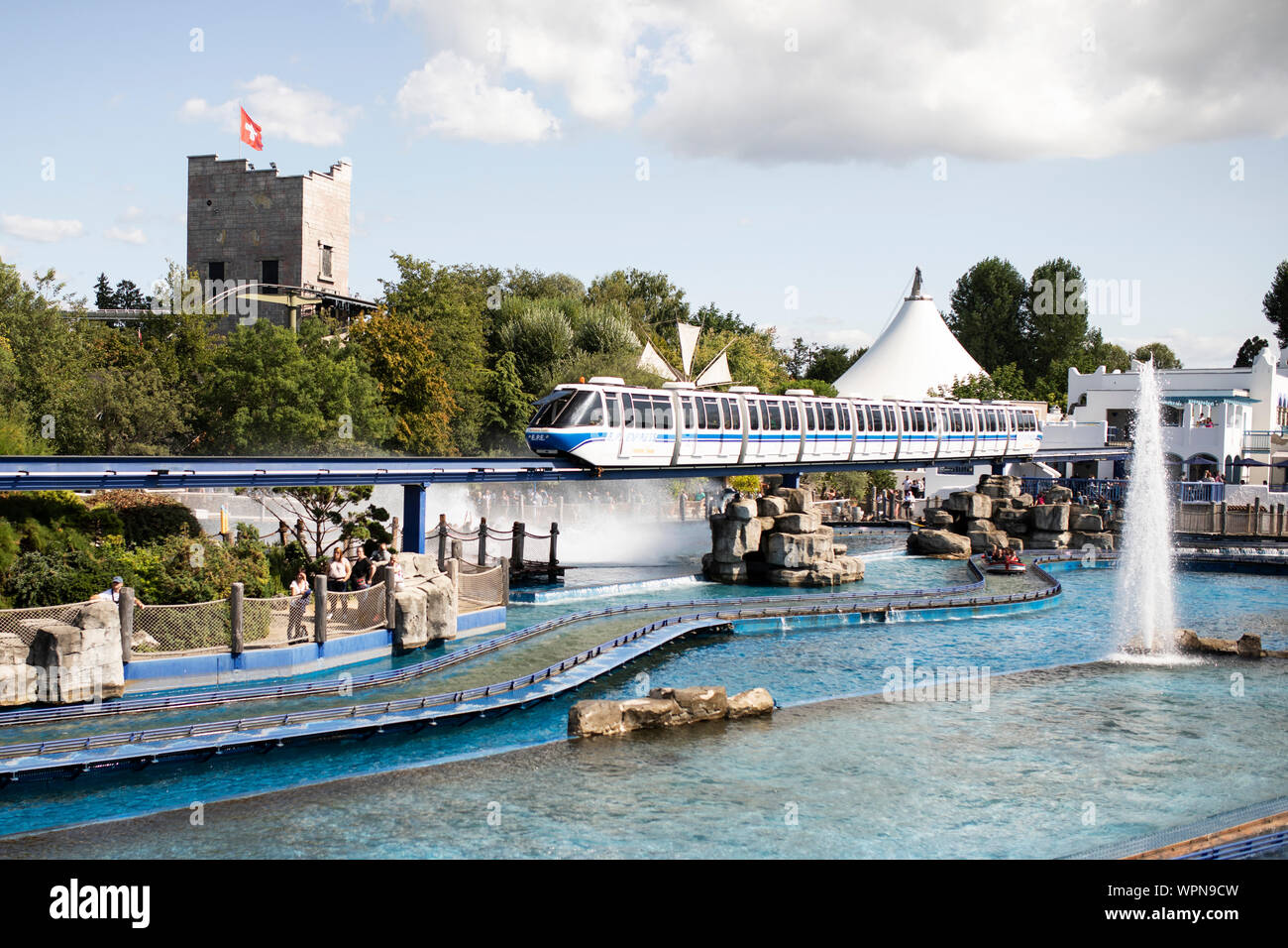 Le train EP Express passe au-dessus du Poseidon Water Coaster Ride à ...