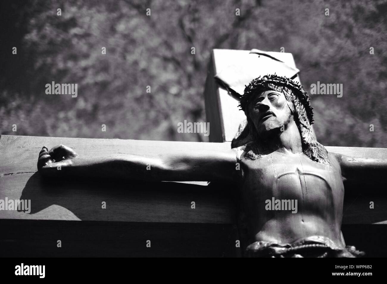 Sculpture de jésus christ sur la croix Banque de photographies et d’images à haute résolution ...