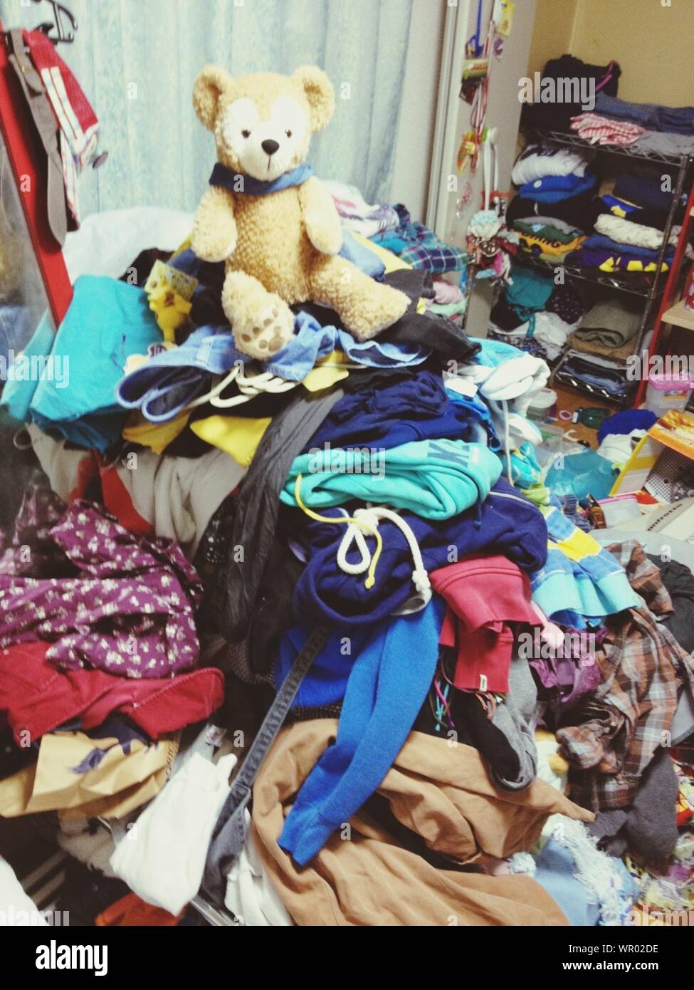 Chambre sale en désordre Banque de photographies et d’images à haute ...