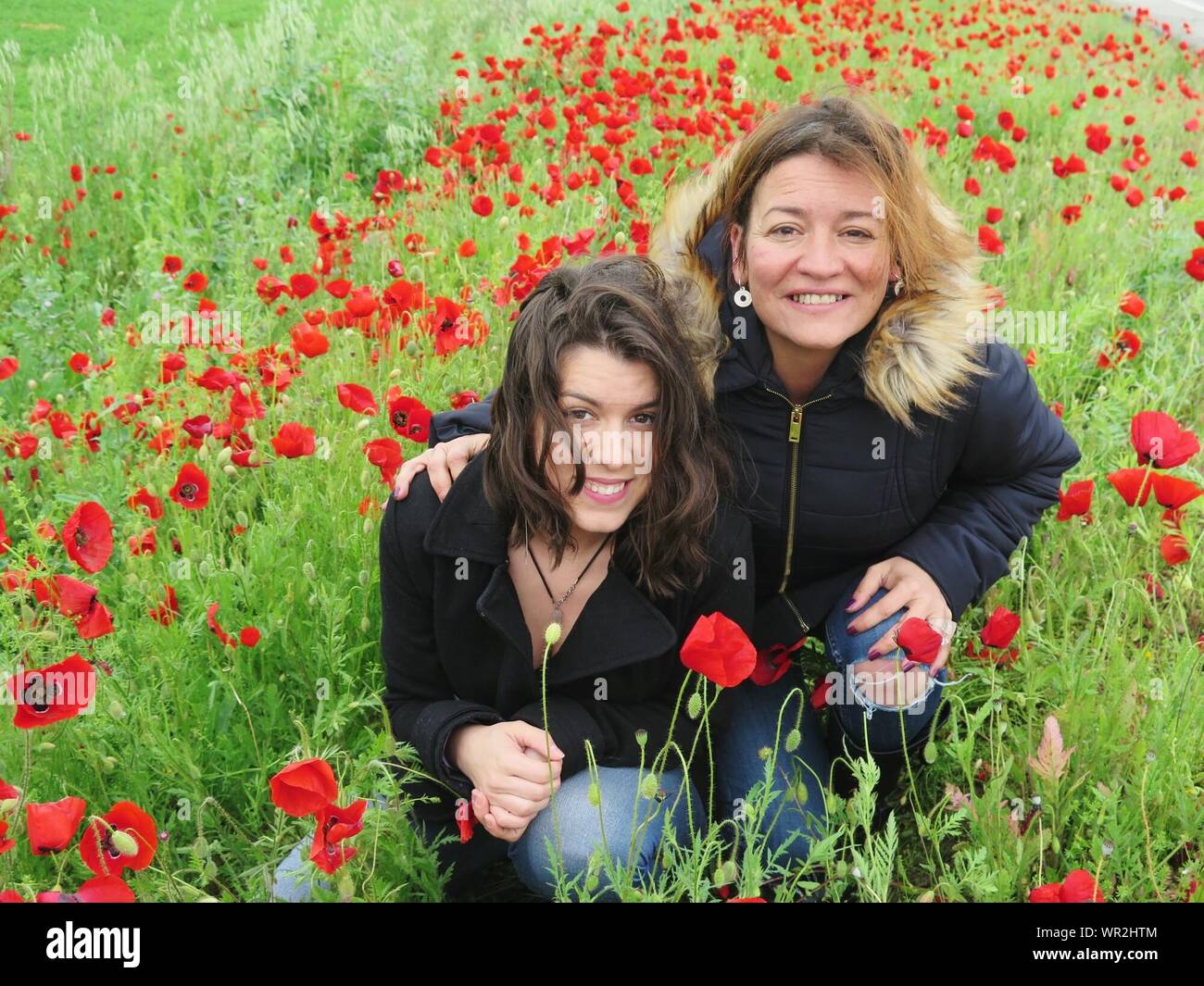 Portrait de Mère heureuse avec sa fille au milieu de coquelicots sur ...