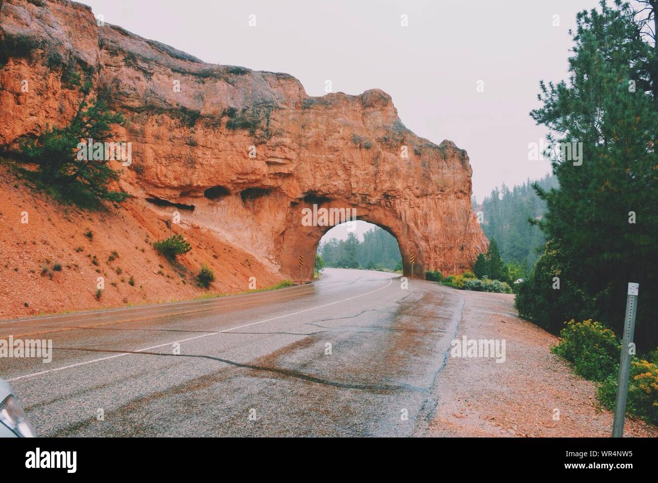 Arch over road Banque de photographies et d’images à haute résolution ...