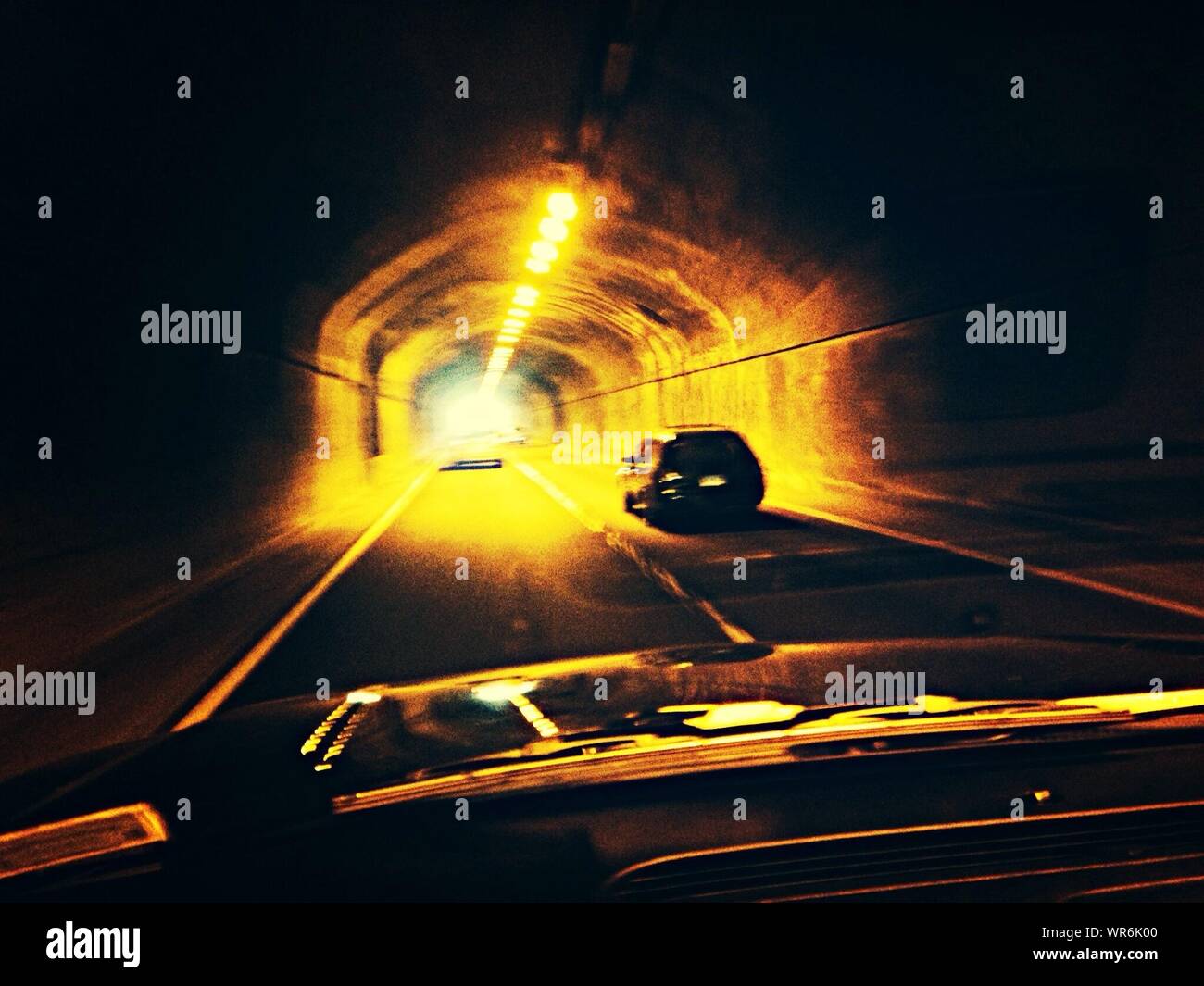 Voitures dans un tunnel la nuit Banque de photographies et d’images à haute résolution - Alamy