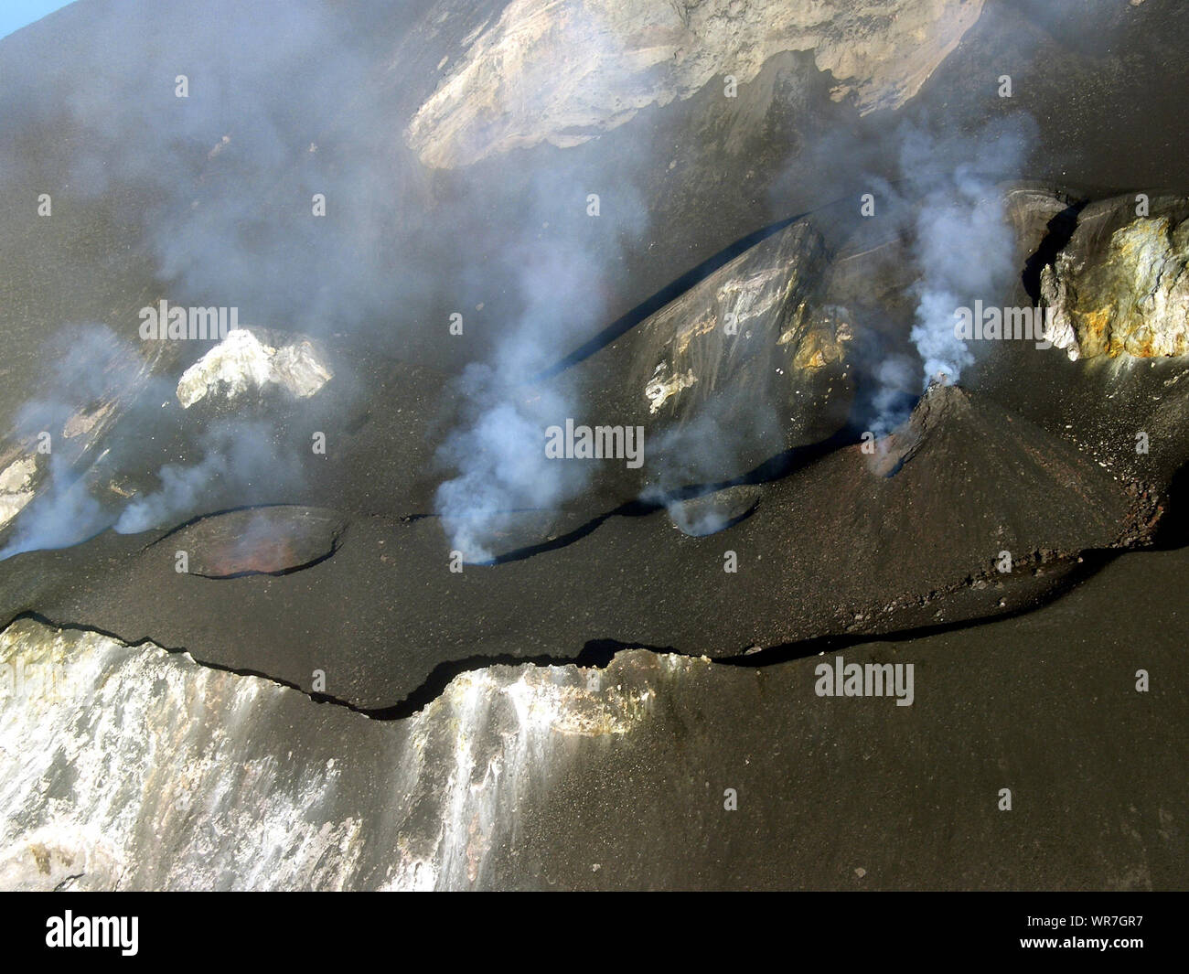 Stromboli aerial Banque de photographies et d’images à haute résolution ...