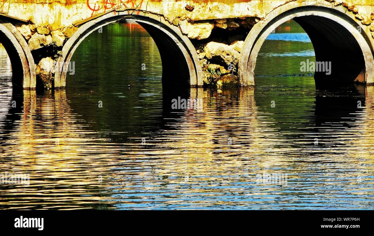 Water reflection under bridge Banque de photographies et d’images à ...