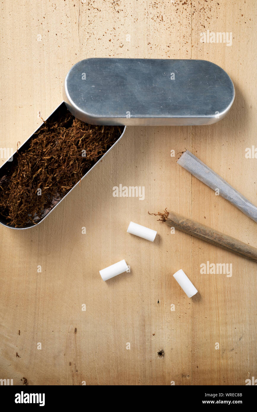 Hand rolling tobacco Banque de photographies et d’images à haute ...