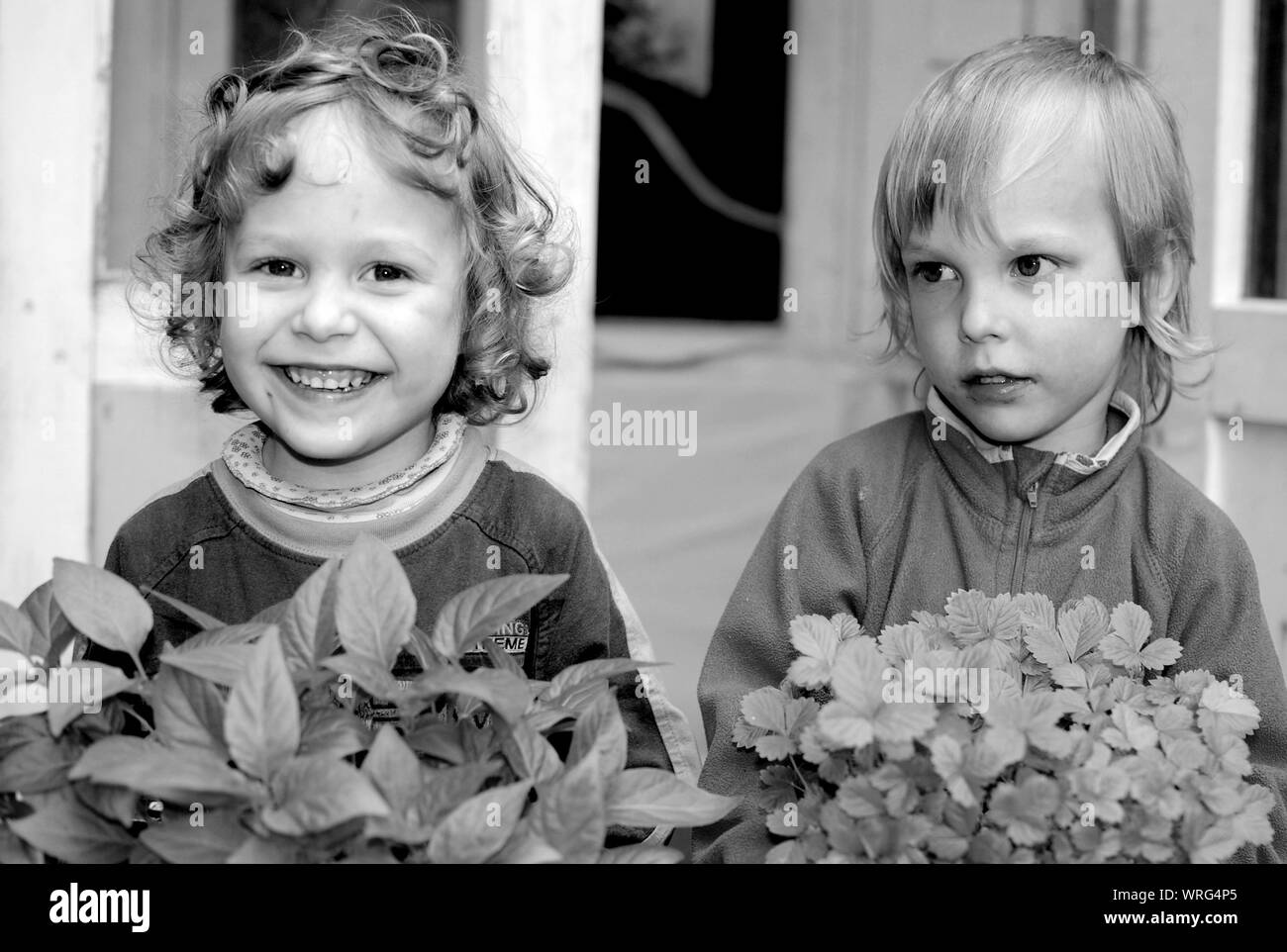 Avec Leurs Deux Enfants Banque De Photographies Et Dimages à Haute