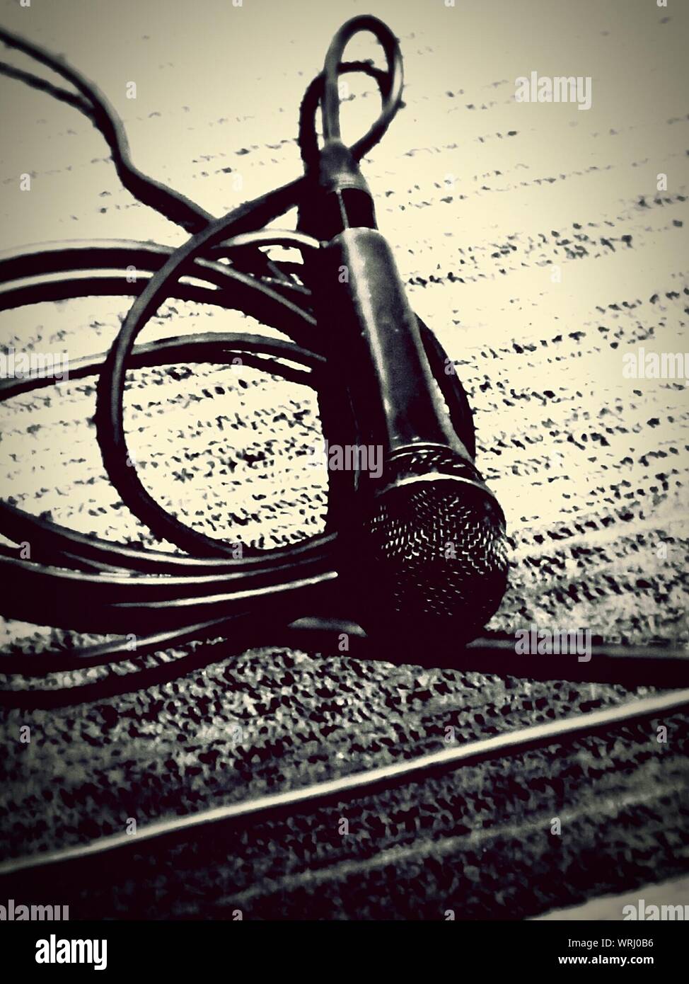 Microphone on table Banque de photographies et d’images à haute ...