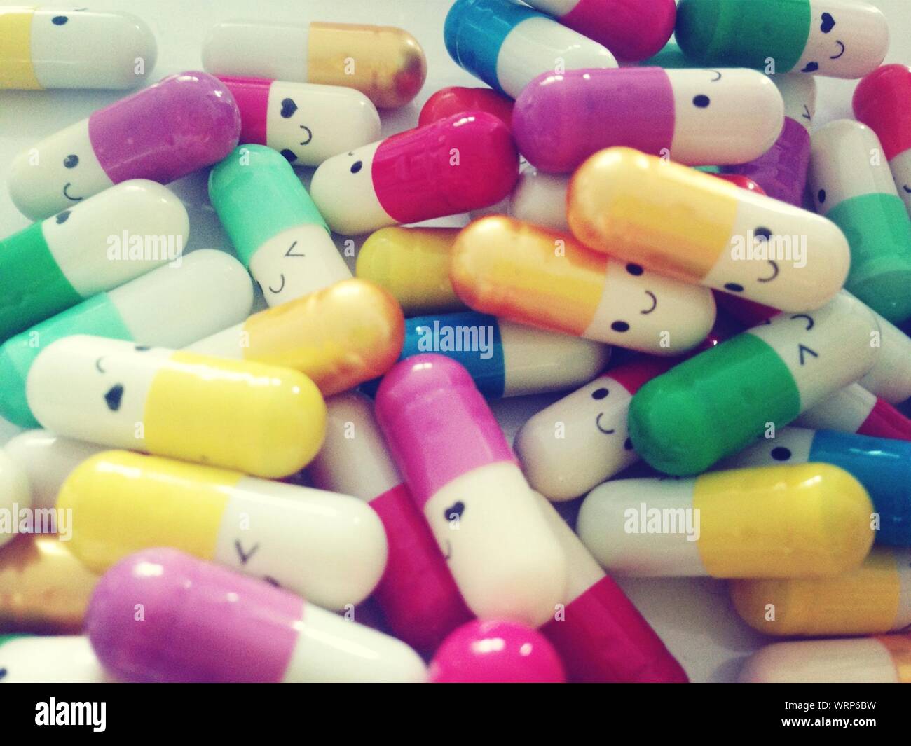 Smiley face pills Banque de photographies et d’images à haute ...