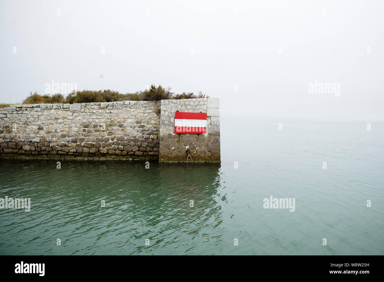 Signe rouge et blanc Banque de photographies et d’images à haute ...