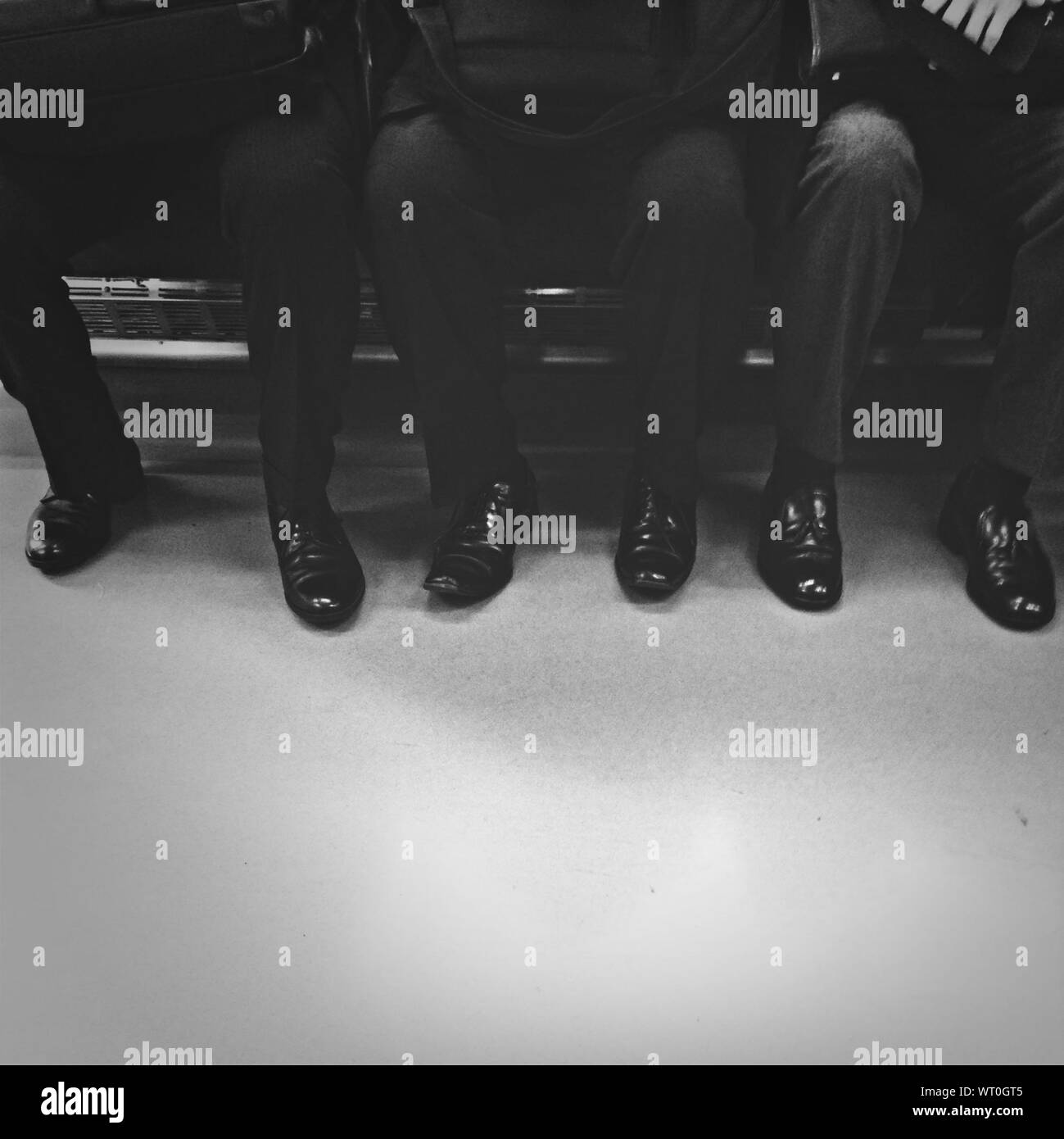 Subway legs Banque de photographies et d’images à haute résolution - Alamy