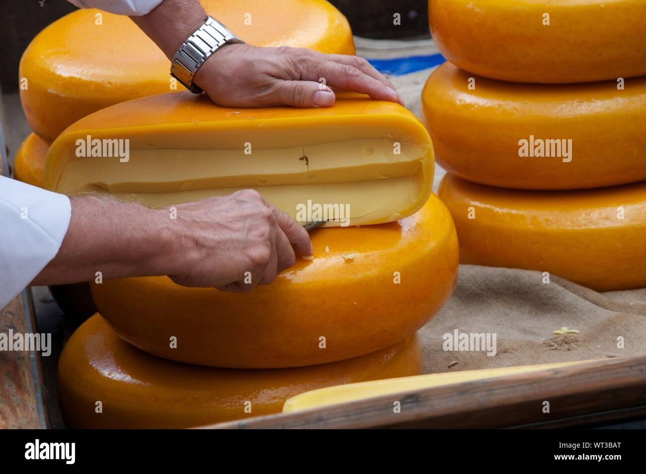 Couper du fromage Banque de photographies et d’images à haute ...