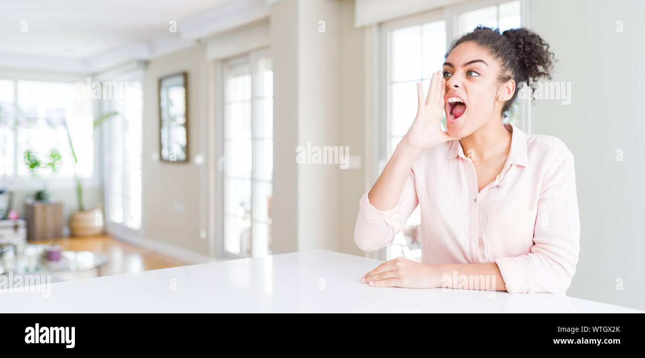 Grand angle de belle african american woman with afro hair crier et ...
