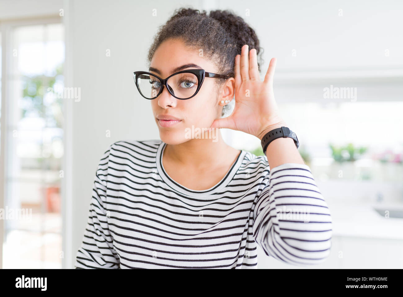 Belle jeune femme afro-américaine avec les cheveux afro portant des ...