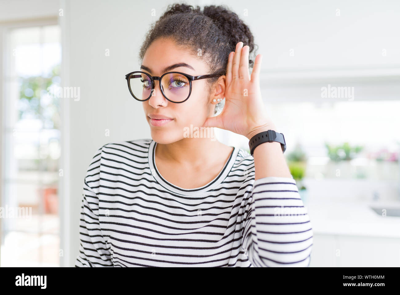Belle jeune femme afro-américaine avec les cheveux afro portant des ...