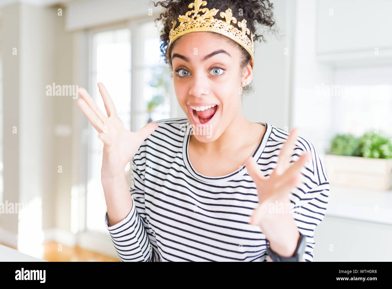 Young African American girl wearing golden reine couronne sur la ...