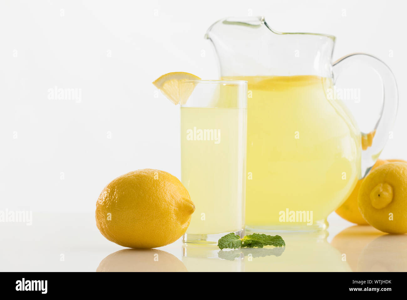 Pichet de limonade au citron Banque de photographies et d’images à ...