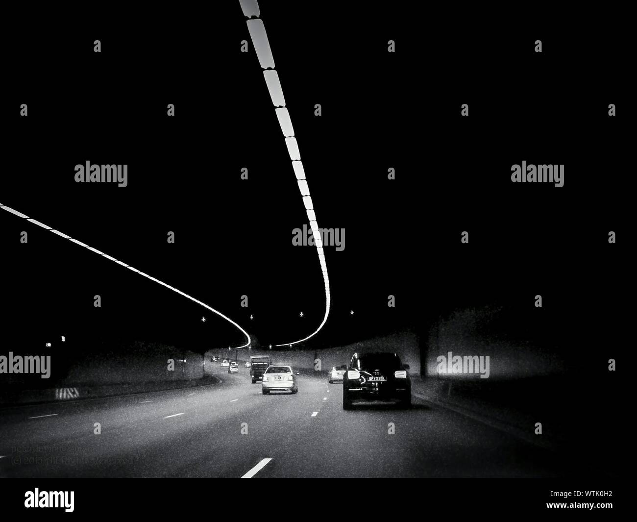 Voitures dans un tunnel la nuit Banque de photographies et d’images à haute résolution - Alamy