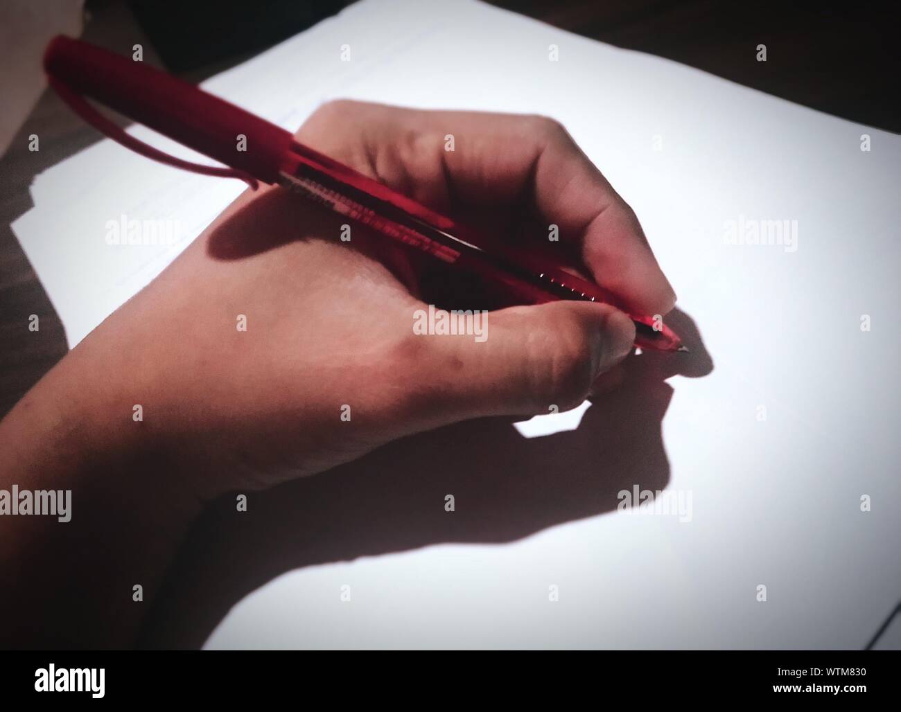 Femme livre à la main Banque de photographies et d’images à haute ...