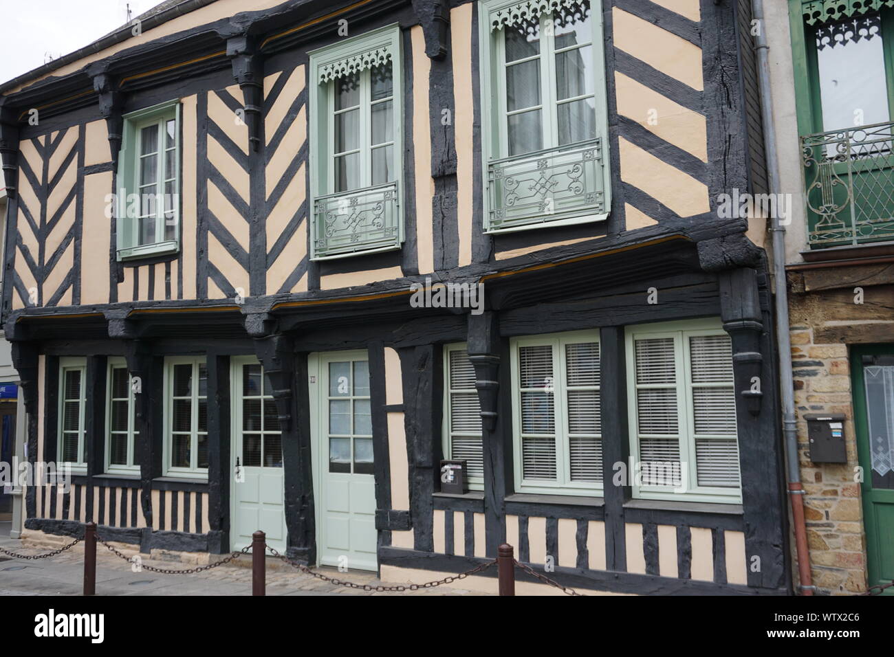 Maison en pierre aux volets verts Banque de photographies et d’images à ...
