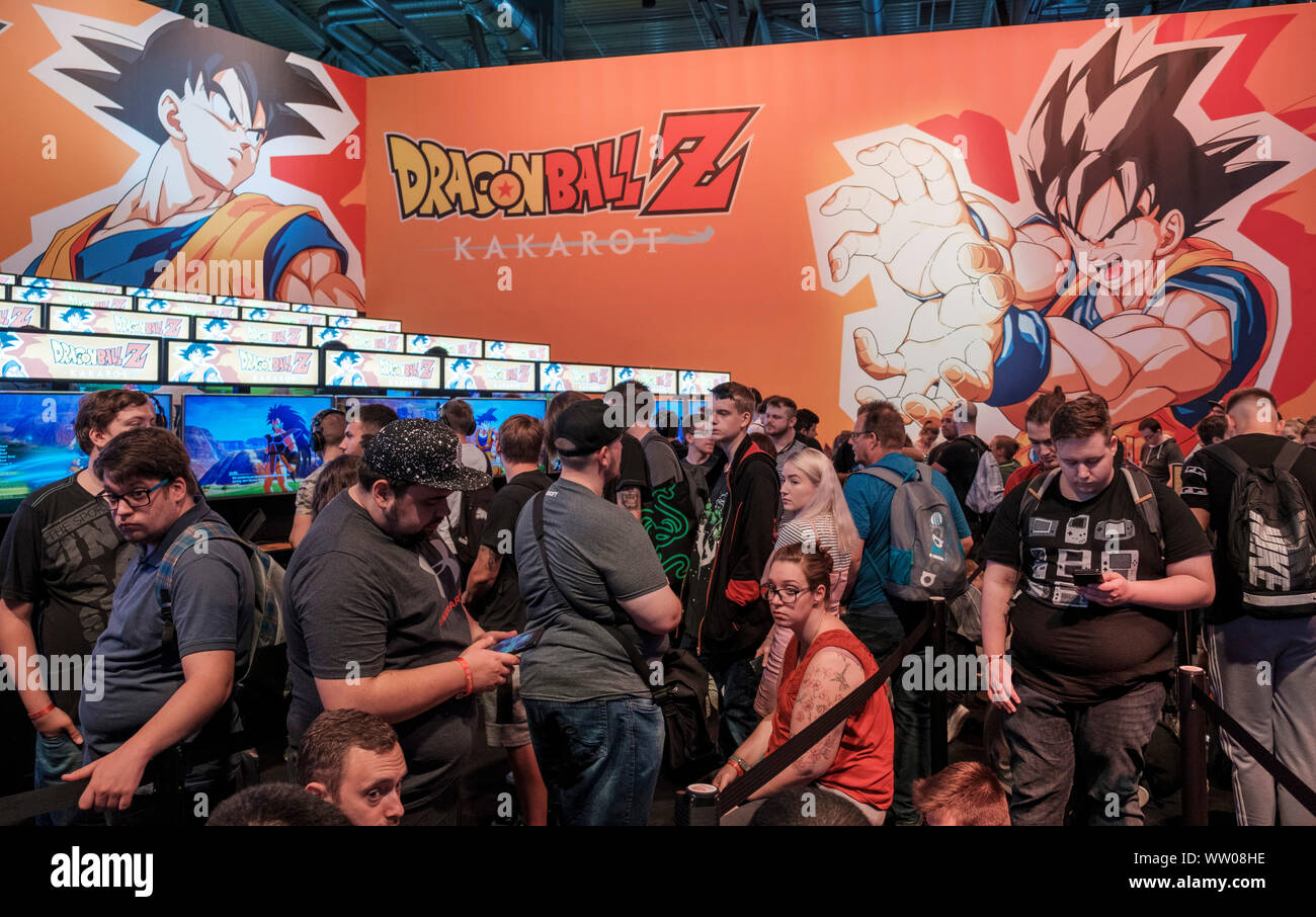 Les visiteurs attendre dans la ligne pour jouer un jeu dragonball z ...