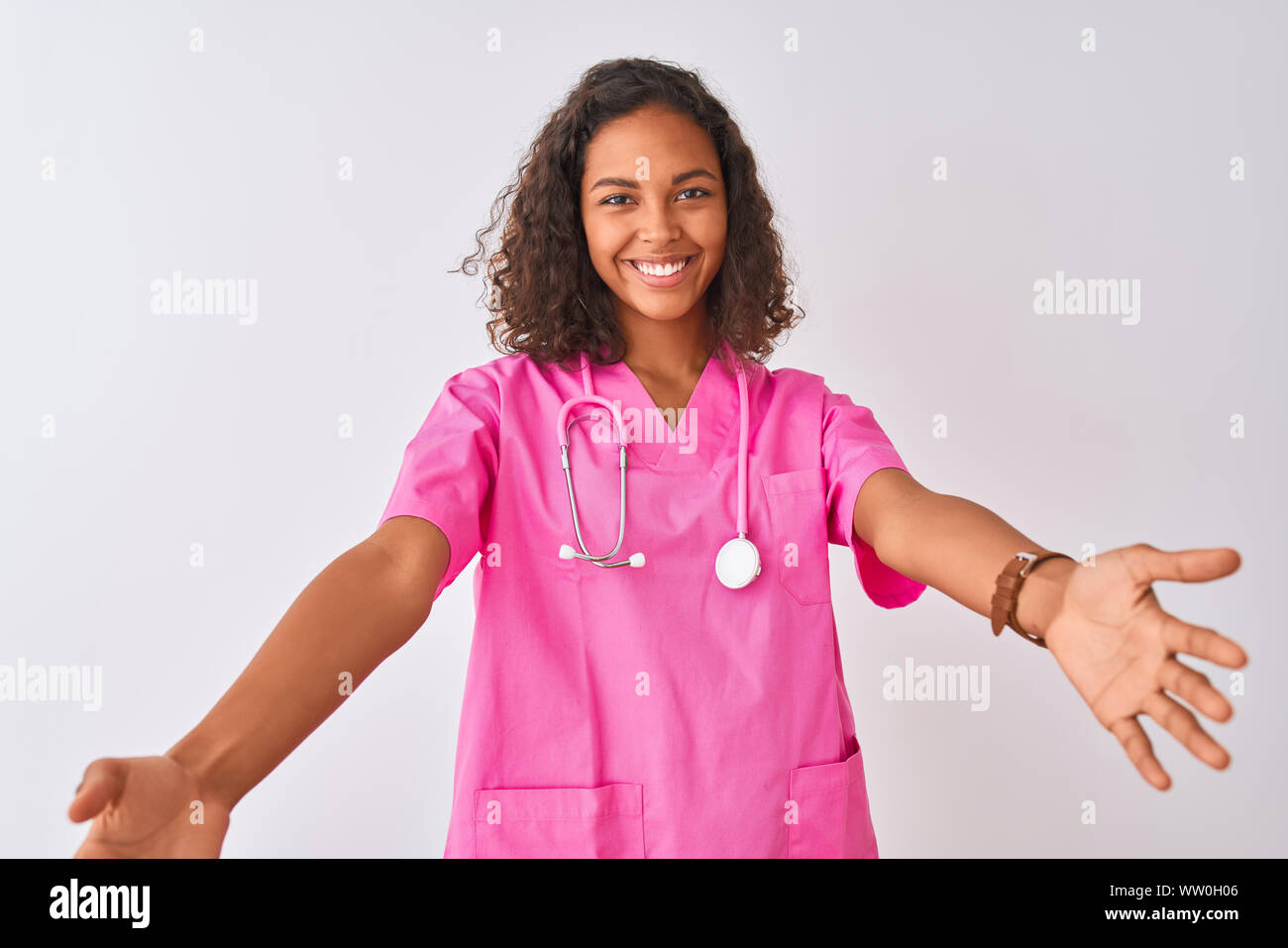 Jeune femme infirmière brésilien wearing stethoscope debout sur fond ...