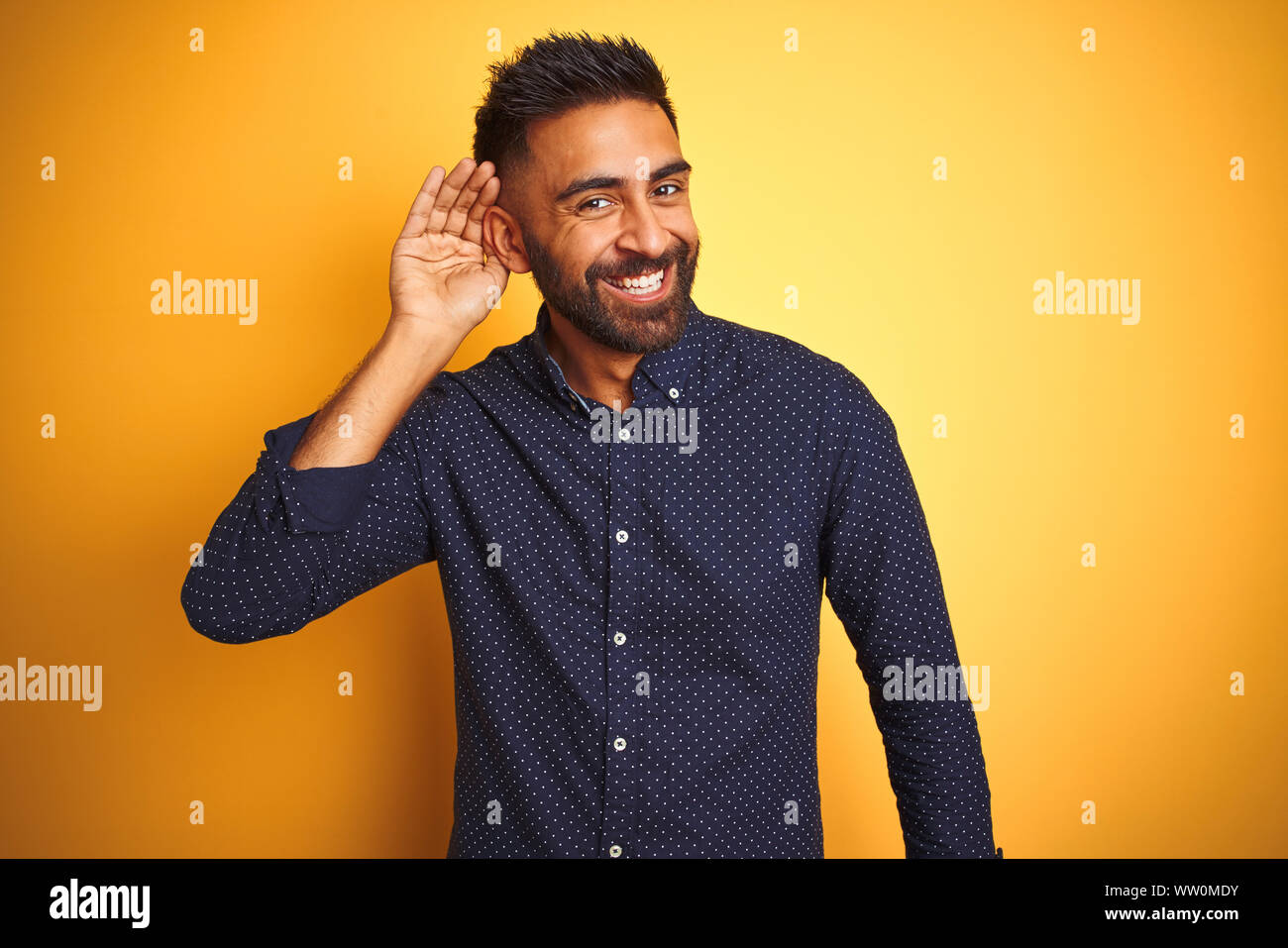 Handsome Young businessman wearing shirt indiens isolés sur fond jaune ...
