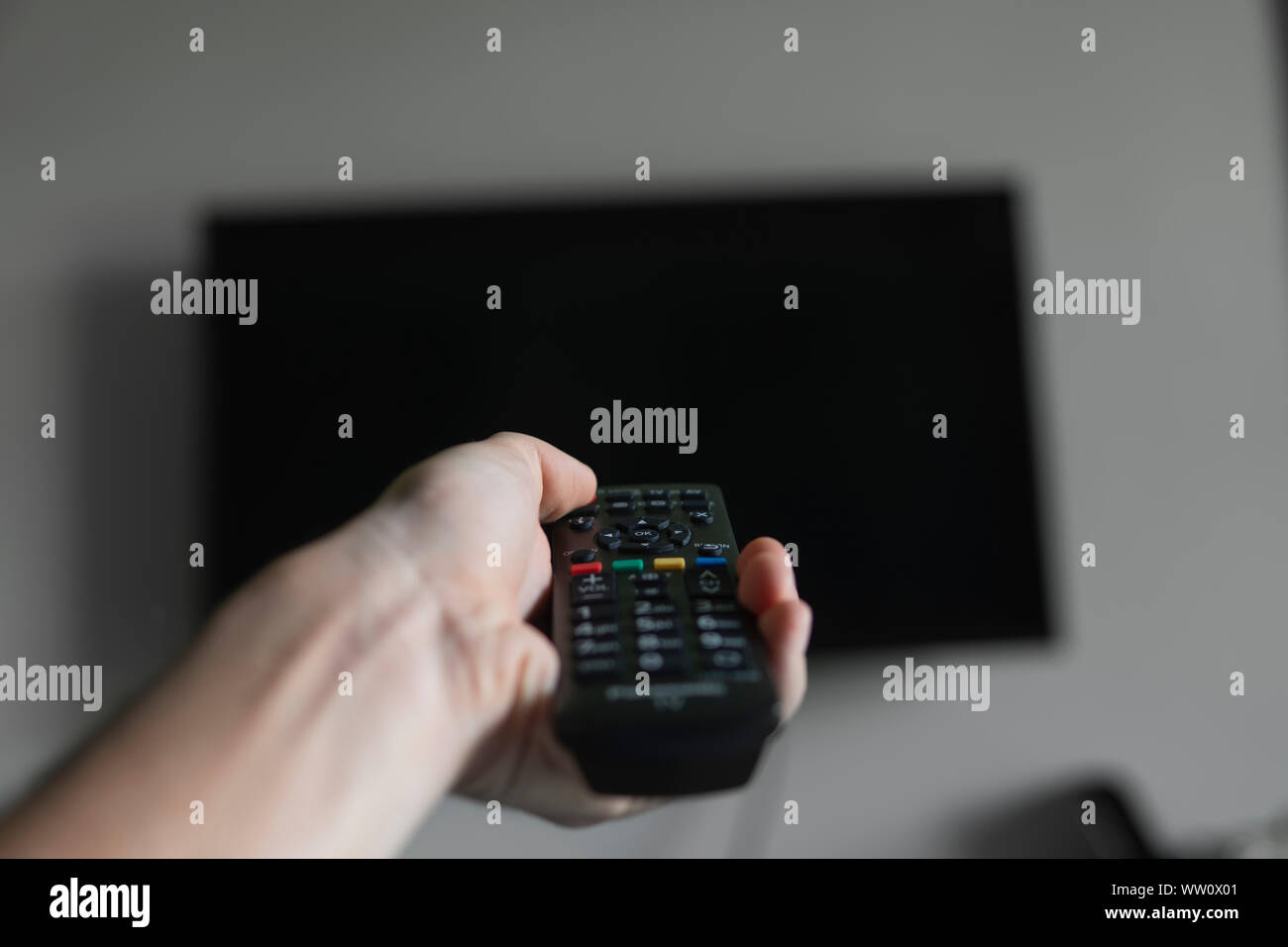 L'homme avec la télécommande dans la main veulent mettre le plat et ...